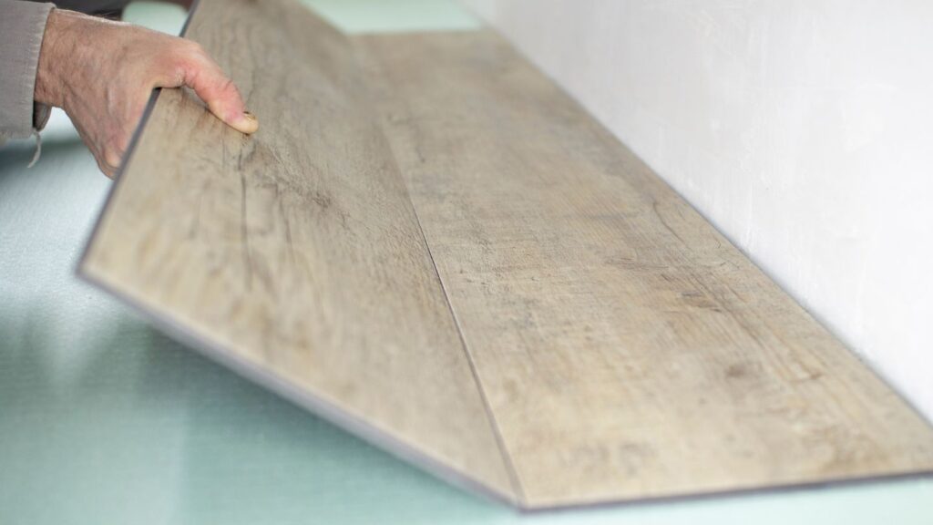 Revêtement de sol sur du carrelage existant : quels types utiliser ? - Maison rénovation